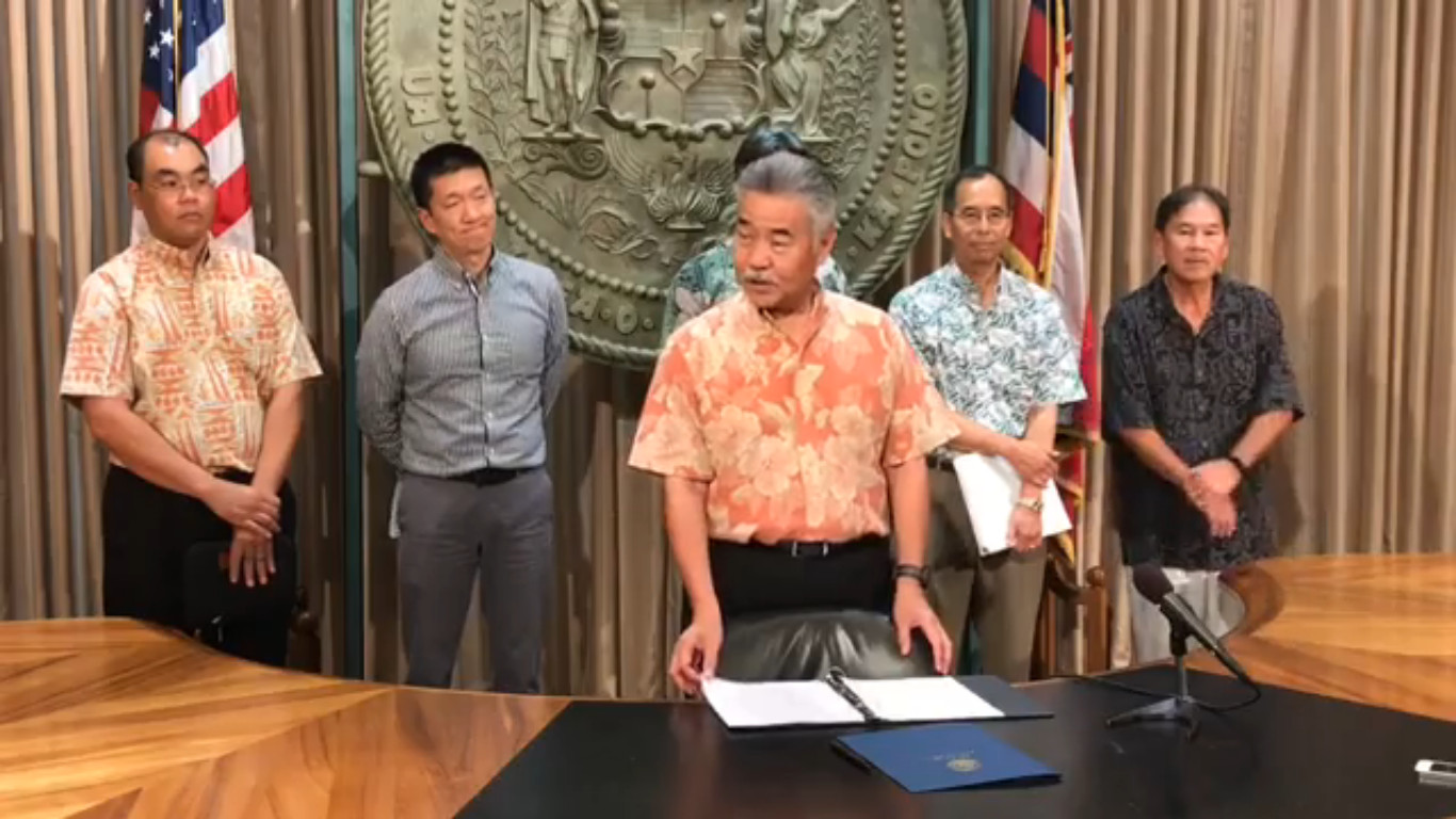 VIDEO: Governor Ige Livestreams Signing Of Rail Bill