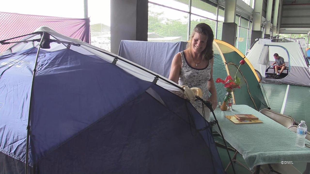 VIDEO: Hundreds Hunker Down In Pahoa Shelter