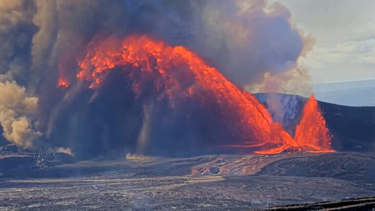 Enormous Lava Fountain Erupts At Kilauea, Destroys Webcam – Big Island ...